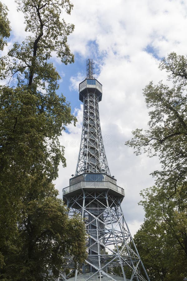 Tour de Petrin image stock. Image du ciel, tchèque, européen - 137414373