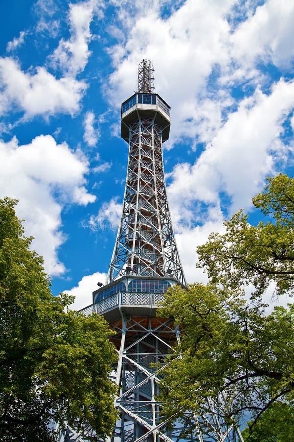 Tour Et Parc De Petrin Dans La Neige Image stock - Image of bleu, hiver ...