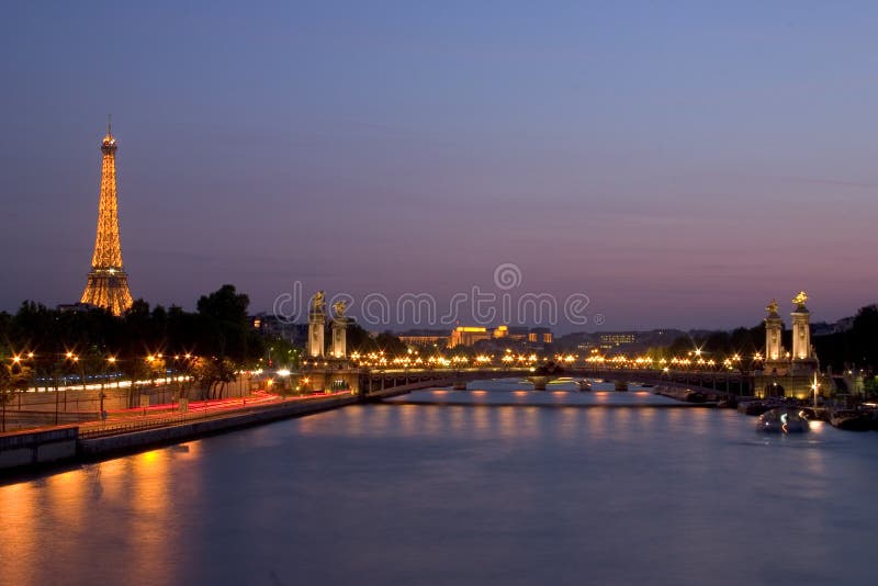 Tour De Seine De Fleuve D'Eiffel Photo stock éditorial - Image du crépuscule, capitale: 7004853