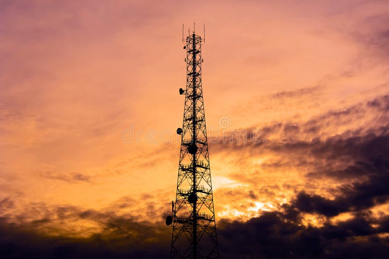 Une Tour De Télécom Avec Deux Antennes Paraboliques Avec Les Câbles De ...