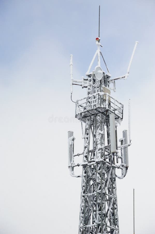 Tour De Télécommunications Dans Le Ciel Bleu Et Opaque, Au Québec ...