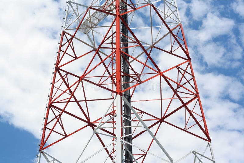 Tour De Télécommunication Avec Des Antennes Photo stock - Image du ...
