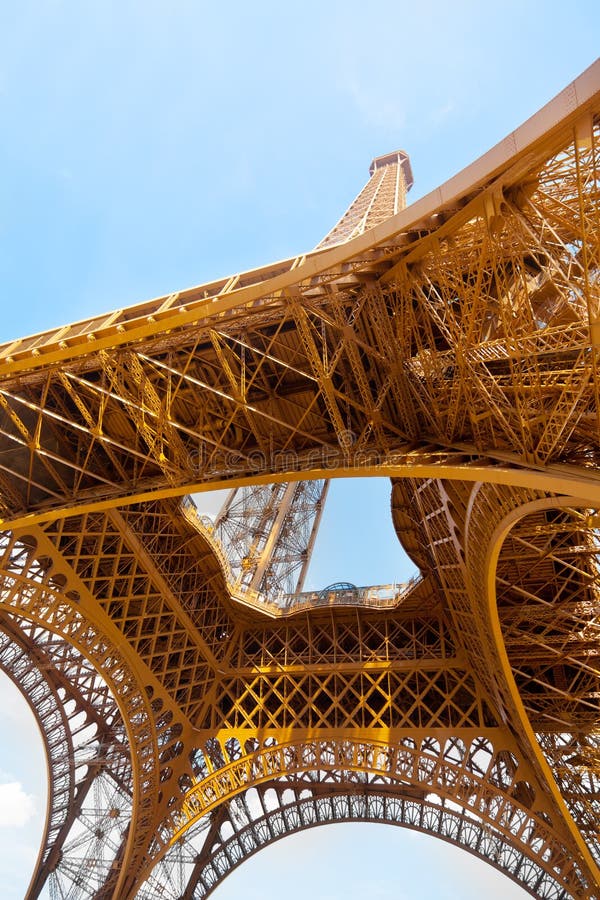 Tour Eiffel, Vue De Dessous Photo stock - Image du eiffel, artiste ... Tour Eiffel, Vue De Dessous Photo stock - Image du eiffel, artiste ...