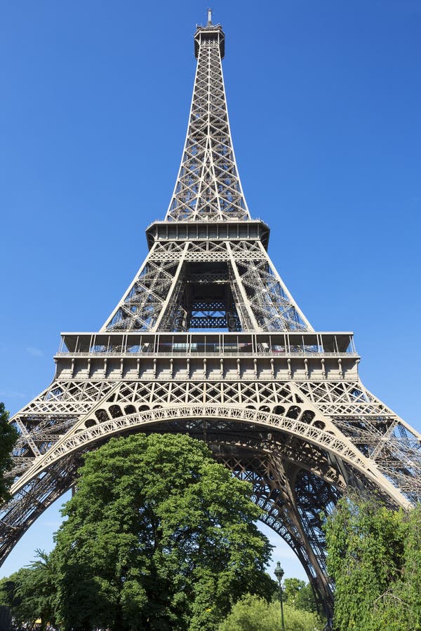 Vue De Tour Eiffel De Dessous Photo stock - Image du foncé, attraction ... Vue De Tour Eiffel De Dessous Photo stock - Image du foncé, attraction ...