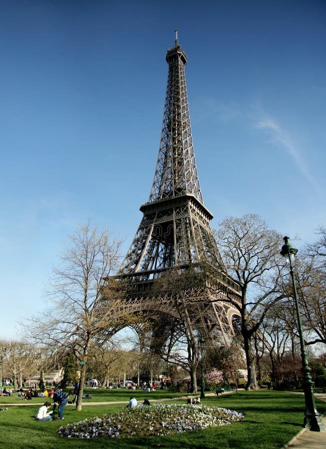 Tour Eiffel En Jour Ensoleillé Image stock - Image du architecture ...