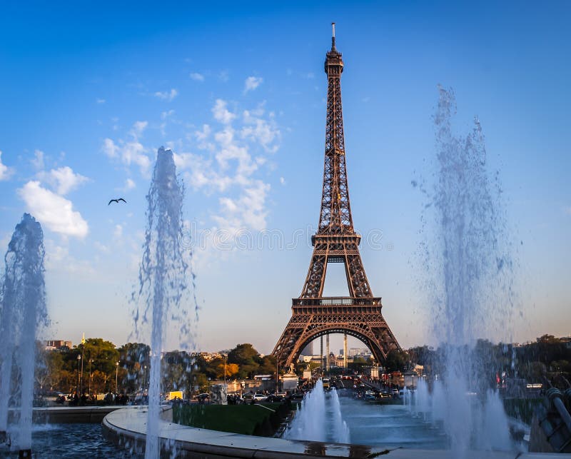 Garret Windows, Paris photo stock. Image du dessus, fleur - 46047862