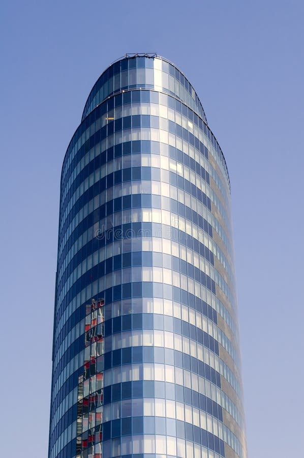 Tour Moderne Dans La Banlieue De Paris Photo stock - Image du arbre ...