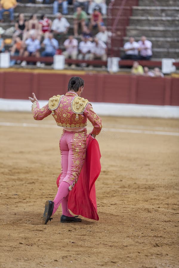 A Tourada Espanhola De Daniel Luque Do Toureiro Com O Crutc Imagem de ...
