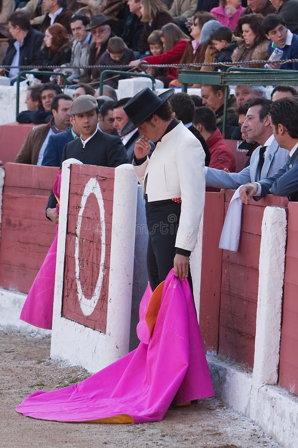 Toureiro Com O Cabo Antes Da Tourada Foto Editorial - Imagem de perigo ...