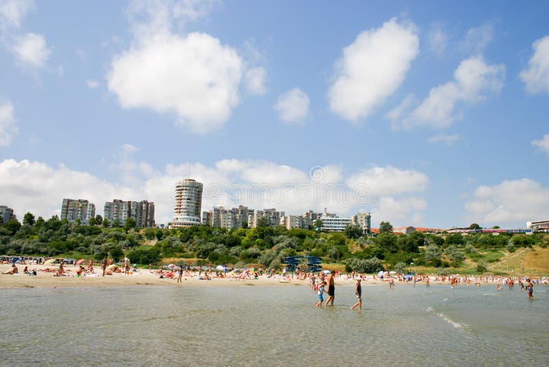 Paysage Avec Des Touristes Sur La Plage De La Mer Noire Dans Le Mamaia ...
