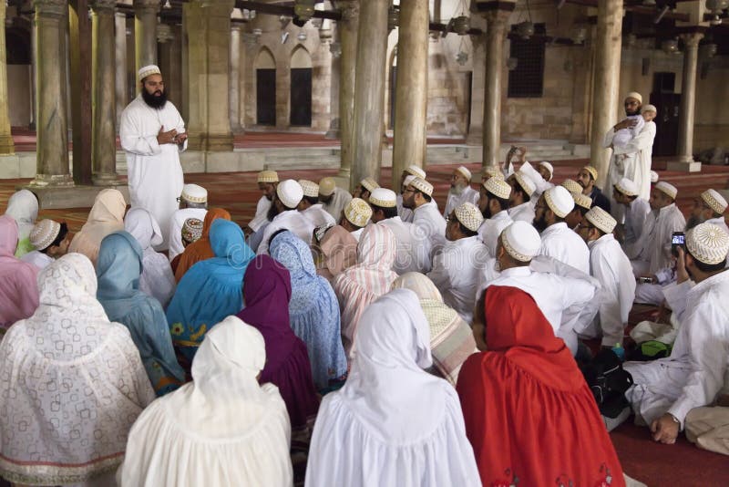 Tourist at the mosque editorial photography. Image of group - 26392122