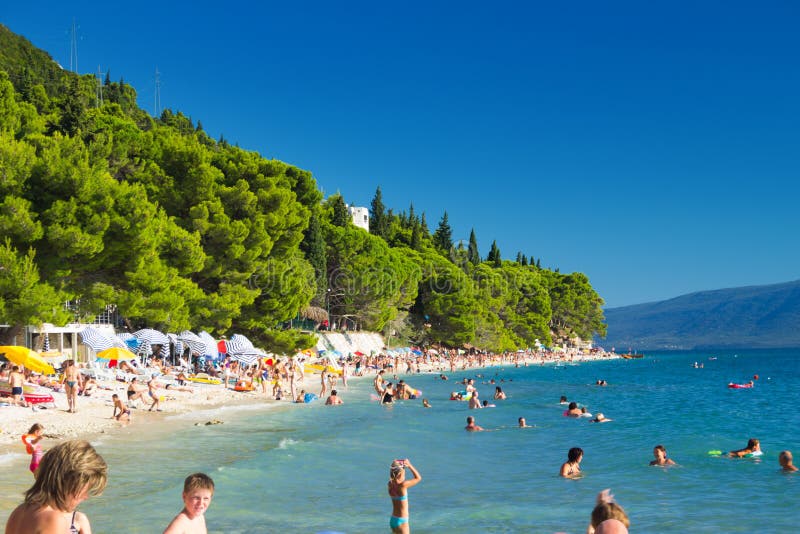 Touristen Auf Dem Strand in Gradac Redaktionelles Stockfotografie ...