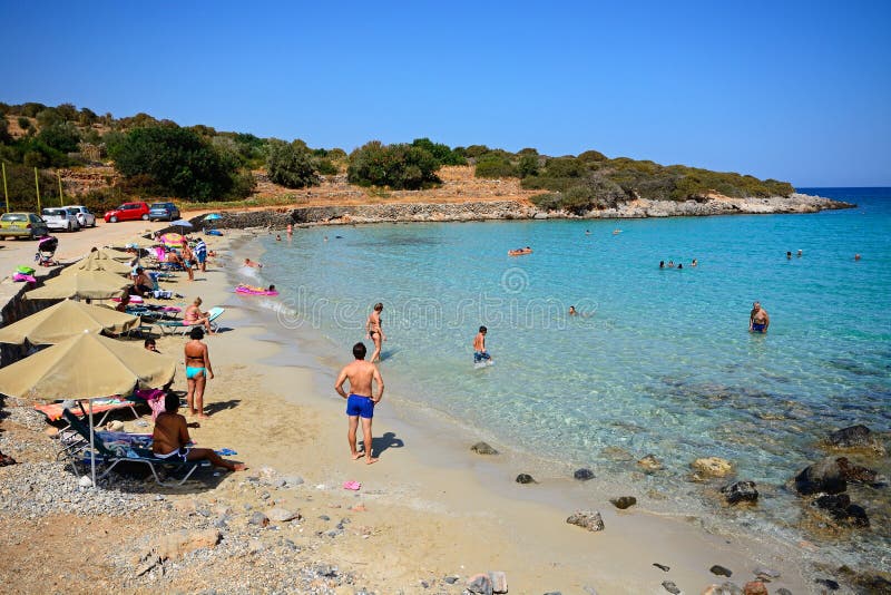 Touristen Im Meer Bei Istro, Kreta Redaktionelles Stockbild - Bild von ...