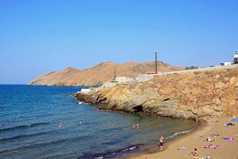 Touristen Auf Panormos-Strand, Kreta Redaktionelles Stockfotografie ...