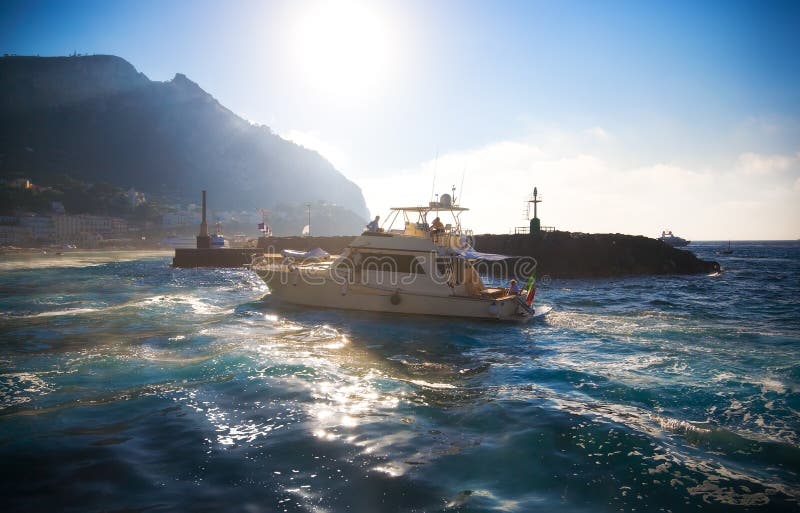 Touristisches Boot, Das Zur Insel Verankert Stockbild - Bild von nave ...