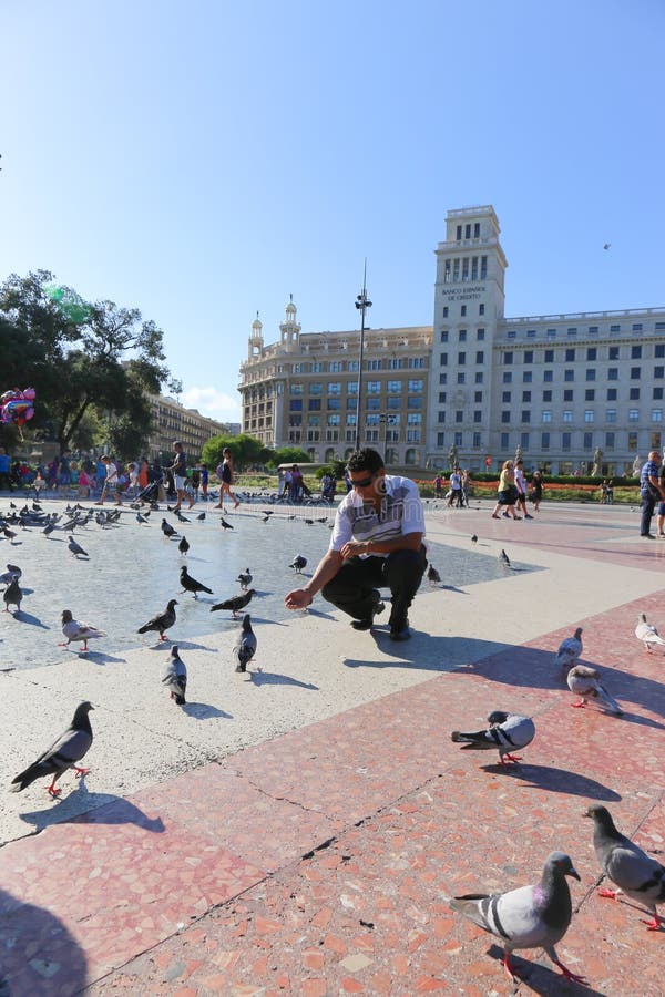 Tourists Enjoy at Barcelona Editorial Photo - Image of park, life: 46242536