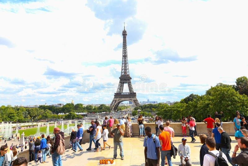 Tourists Enjoy at Eiffel Tower - Paris Editorial Stock Image - Image of ...