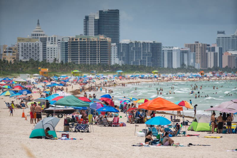 Tourists on Miami Beach. Getting Ready for a Day at the Beach Editorial ...