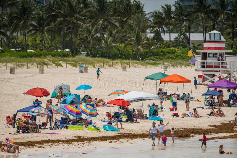Tourists on Miami Beach. Getting Ready for a Day at the Beach Editorial ...