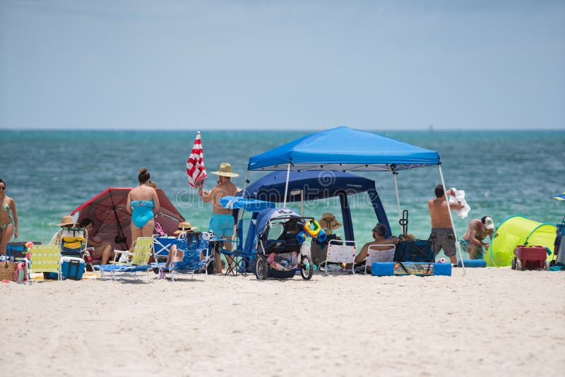 Tourists on Miami Beach. Getting Ready for a Day at the Beach Editorial ...