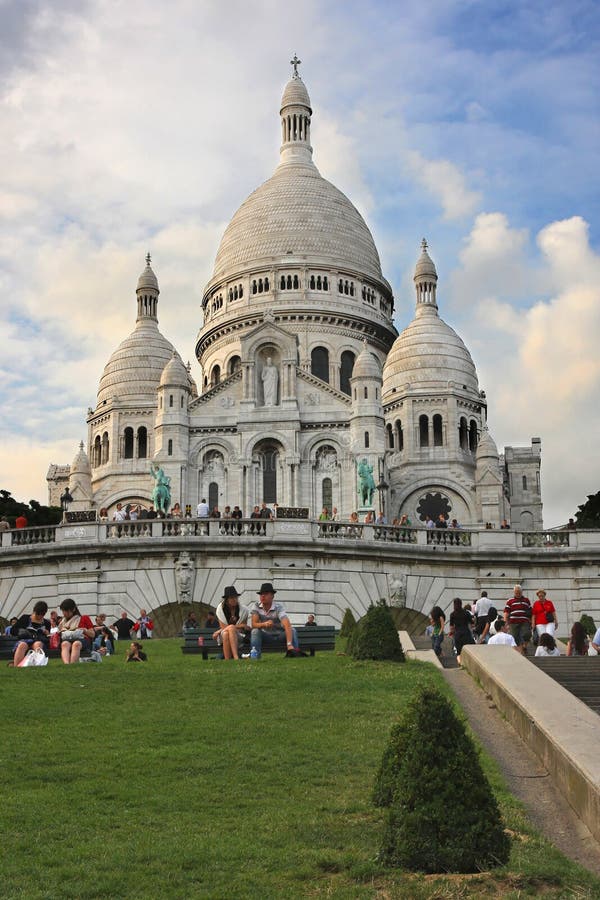Tourists in Montmartre editorial photo. Image of travel - 23445971
