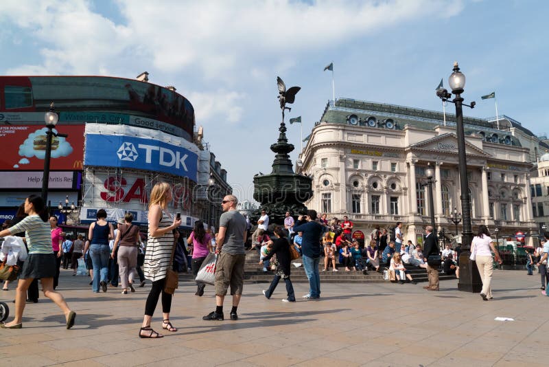 Tourists in Picadilly Circus, London Editorial Image - Image of kingdom ...