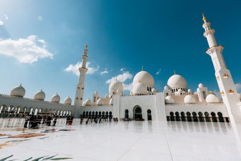 Tourists at Sheikh Zayed Grand Mosque Editorial Stock Photo - Image of ...