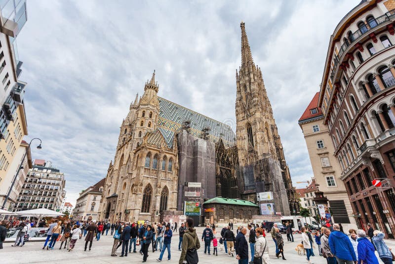 Tourists on Stephansplatz, Vienna Editorial Stock Photo - Image of ...
