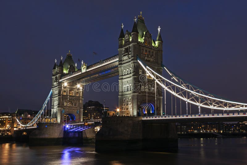 Tower Bridge that Crosses River Thames in London Stock Photo - Image of ...