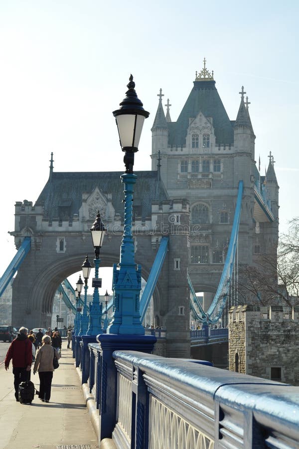 Tower Bridge Entrance: Lantern Perspective Editorial Photo - Image of ...