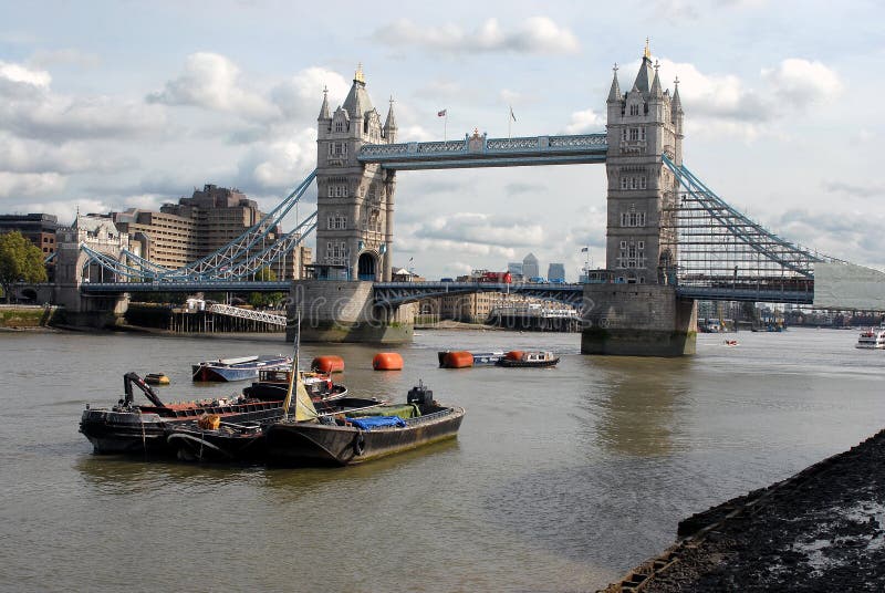 Cruise Boat and Tower Bridge Stock Image - Image of boat, britain: 2385763