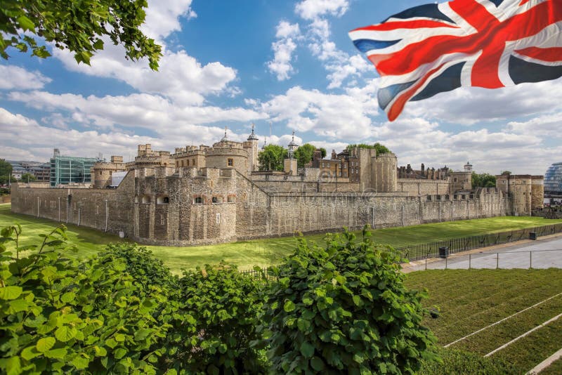 Tower of London with Flag of England in London, Tower Hill, UK Stock ...