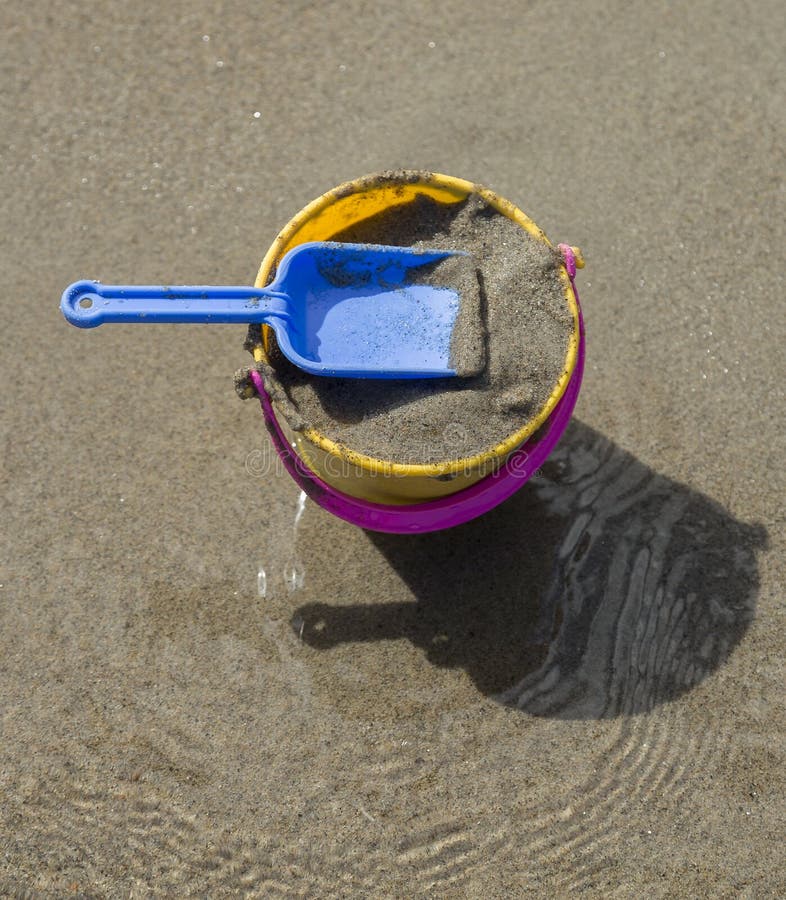 Toy Spade Y Cubo En Una Playa Foto de archivo - Imagen de cierre, rosa ...