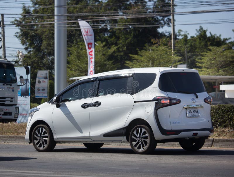 Toyota Sienta mini MPV Van fotografia editorial. Imagem de tailândia ...