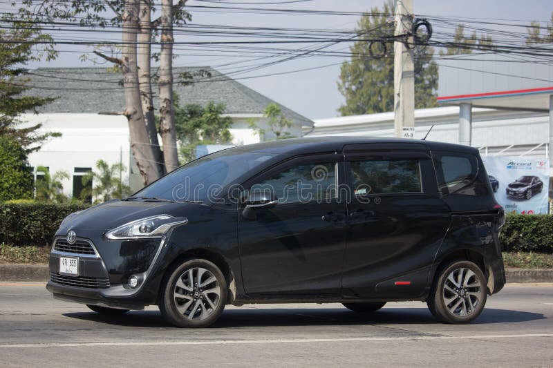 Toyota Sienta mini MPV Van fotografia editoriale. Immagine di ...