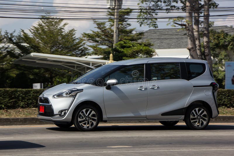 Toyota Sienta mini MPV Van foto de archivo editorial. Imagen de ...