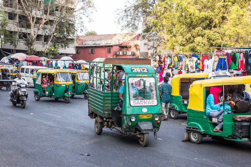 Carritos Autos En Una Calle India Fotografía editorial - Imagen de ...
