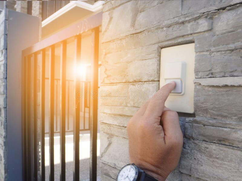 Dörrklocka fotografering för bildbyråer. Bild av vitt - 102682583