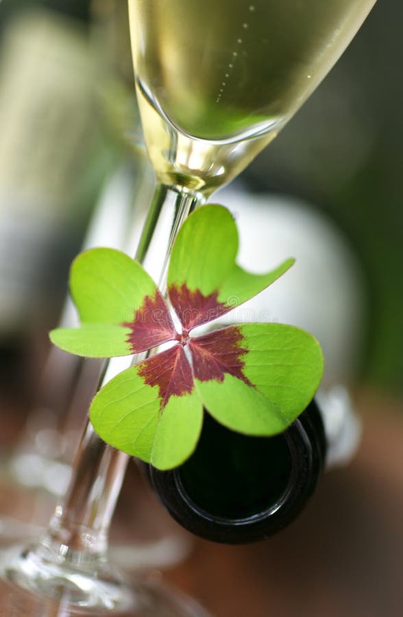 Feuille De Trèfle Chanceuse Dans Le Monde Image stock - Image du monde ...