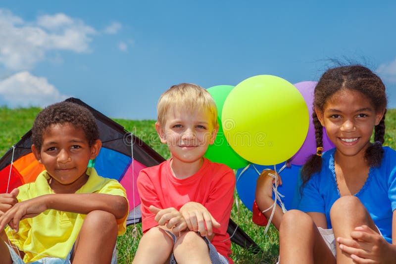 Três crianças s foto de stock. Imagem de brincalhona - 33280462