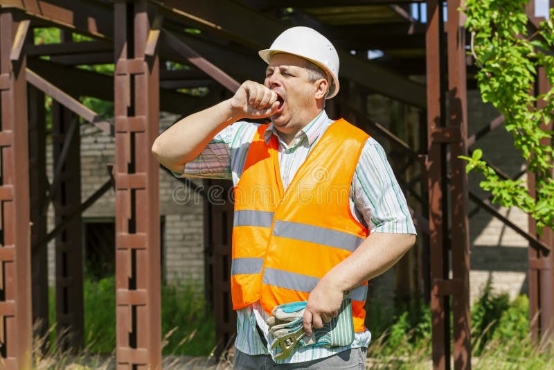 Trabajador Cansado Sosteniendo El Sombrero Duro Rojo En La Mano De Pie ...