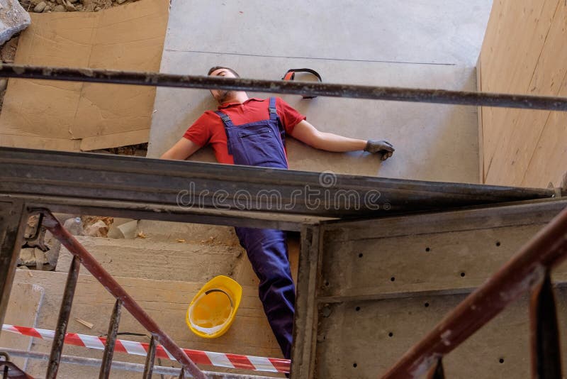Trabajador En Un Débil Después De Lesión En El Lugar De Trabajo Imagen