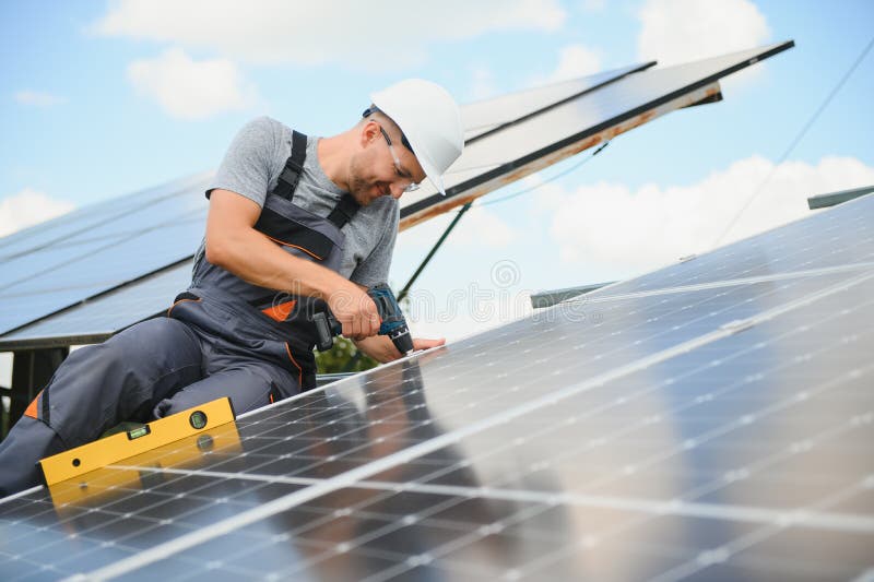 Trabajador Instalando Paneles Solares Al Aire Libre Foto de archivo ...