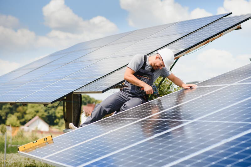 Trabajador Instalando Paneles Solares Al Aire Libre Imagen de archivo ...