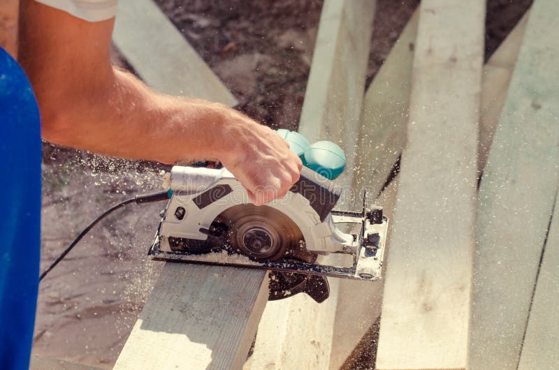 Trabajador Cortando Tablas De Madera Usando Sierra Circular En Taller ...