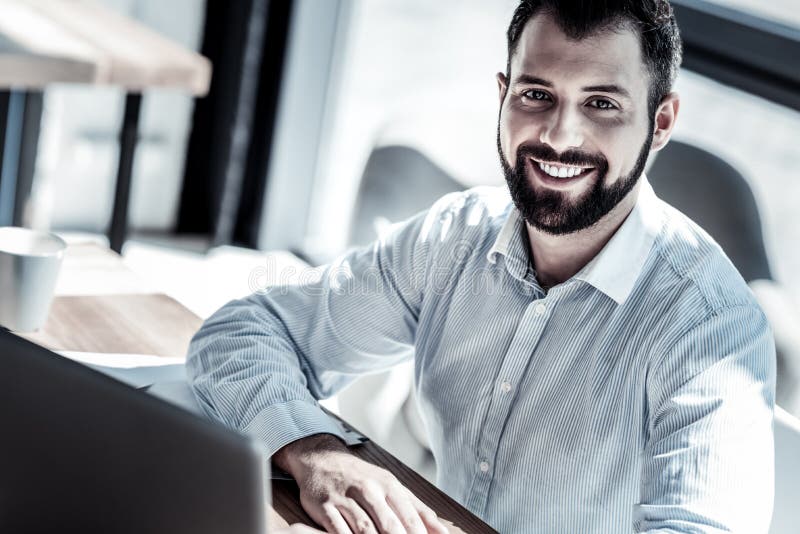 Trabajador Satisfecho Agradable Que Parece Recto Y Sonrisa Foto de ...