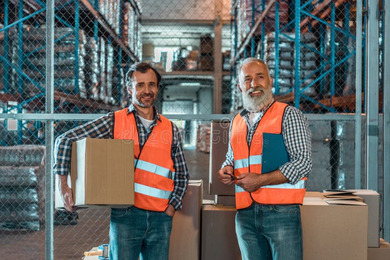 Empleados Felices En Almacén Imagen de archivo - Imagen de hombres ...