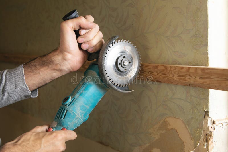 Trabajar Con Una Sierra Circular Cortando Tablas De Madera Foto de ...