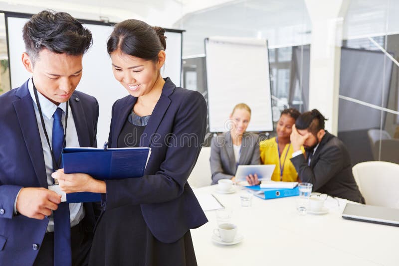 Dos Consultores De Negocio Como Equipo Foto de archivo - Imagen de ...