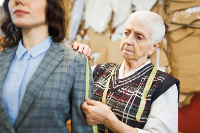 Trabajo de la modista imagen de archivo. Imagen de taller - 85346625